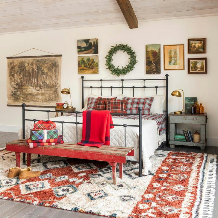 This Saltbox Cottage Fully Immerses You in the Christmas Spirit