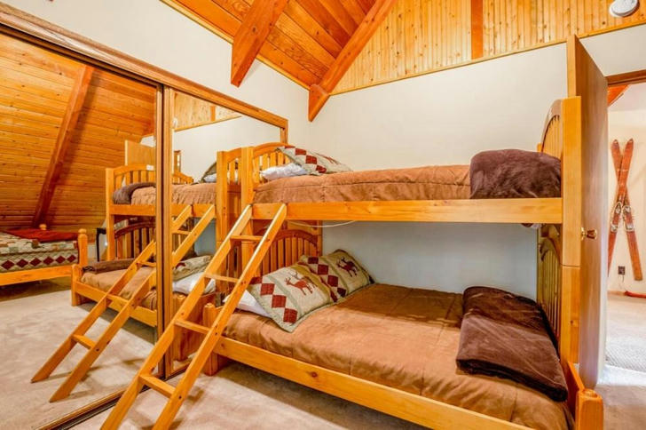 Take a Peek Inside This 3 Bedroom Ranch Cabin In Ronald, United States