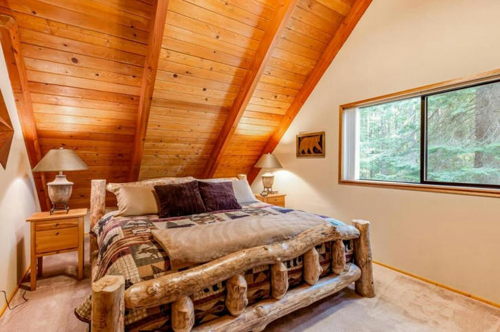 Take a Peek Inside This 3 Bedroom Ranch Cabin In Ronald, United States