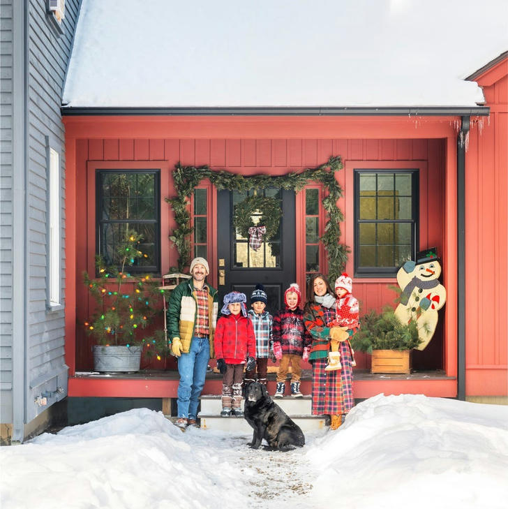 This Saltbox Cottage Fully Immerses You in the Christmas Spirit
