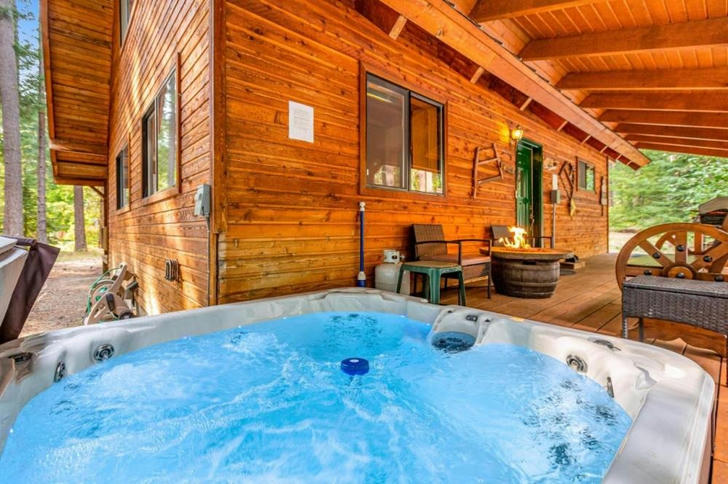 Take a Peek Inside This 3 Bedroom Ranch Cabin In Ronald, United States