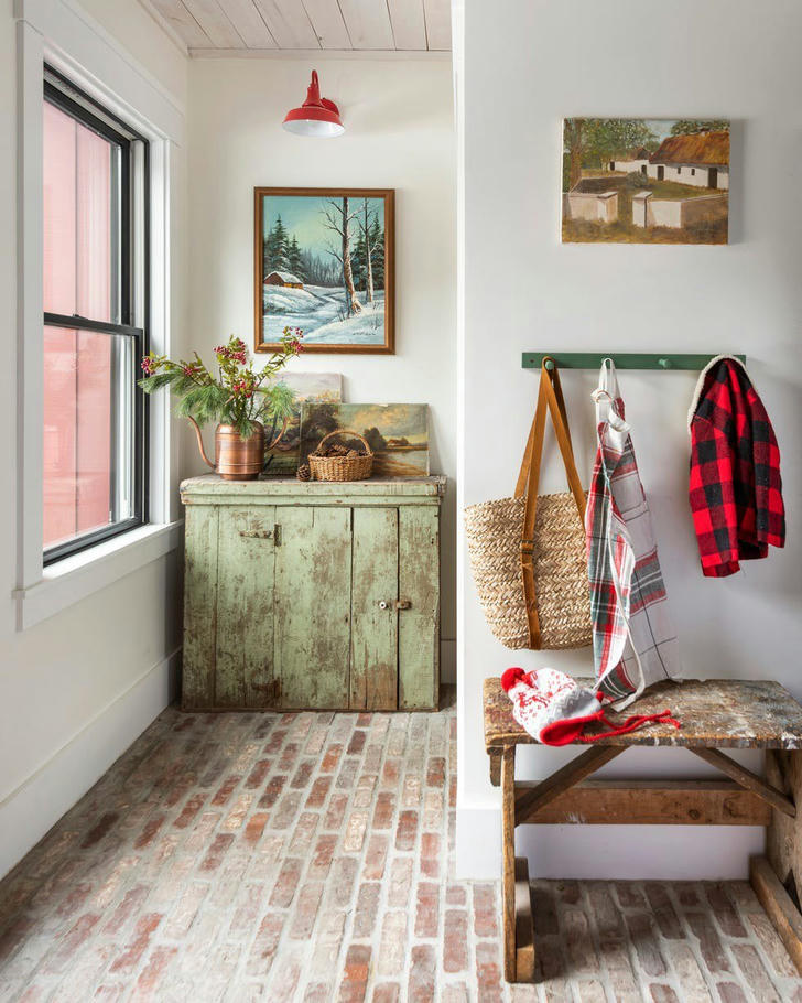 This Saltbox Cottage Fully Immerses You in the Christmas Spirit
